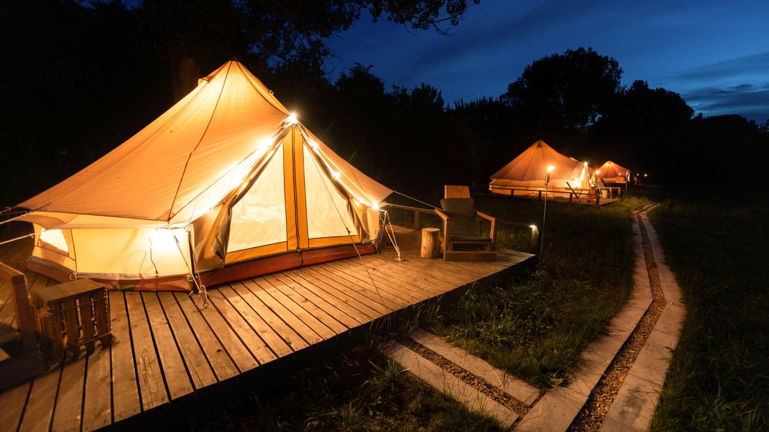 5 Tempat Glamping di Sentul dengan View Hutan Pinus hingga Tepi Sungai